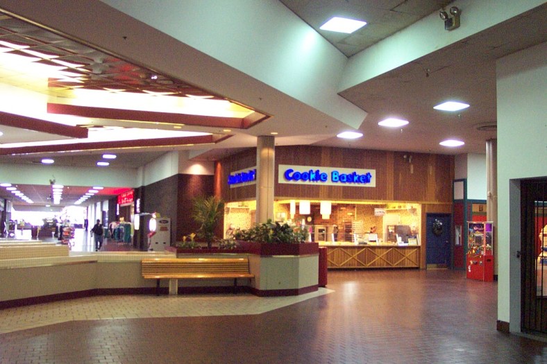 The Pierre Moran Mall in Elkhart: Resting -and Rusting- in Pieces ...